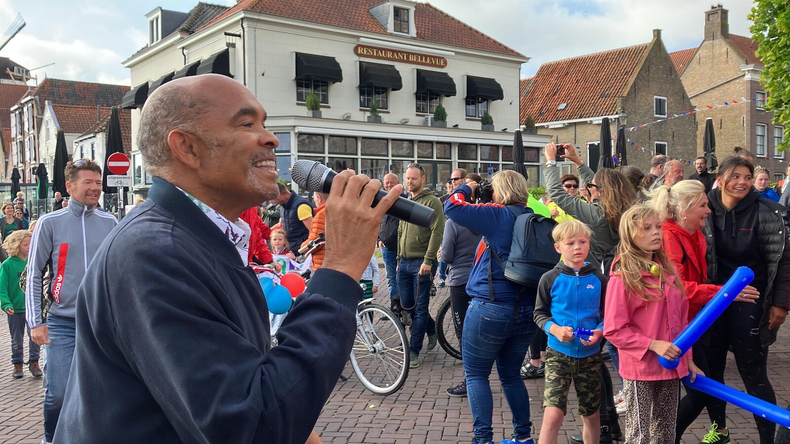 Warm afscheid van overleden zanger Imrich Lobo in zijn geliefde ...