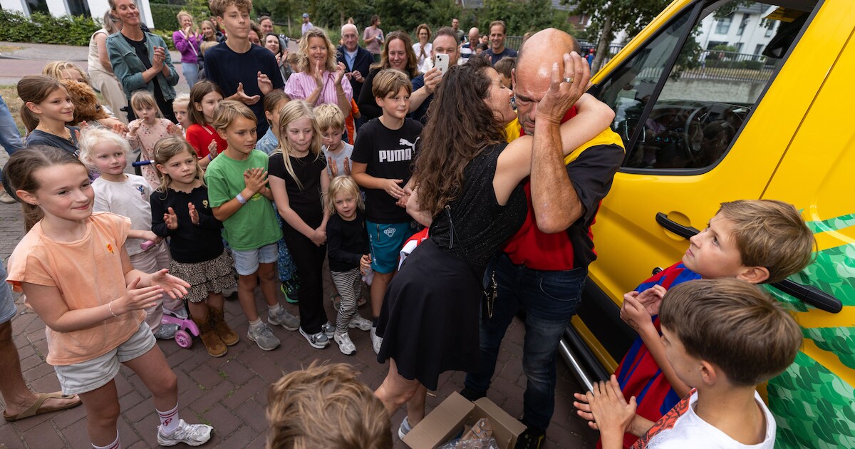 Bossche buurt bedankt geliefde DHL-bezorger Genio (59) die zelfs ...