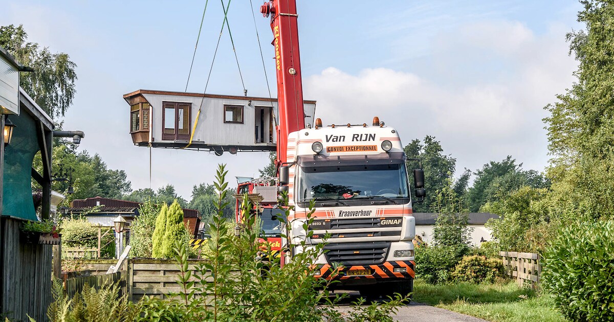 Agenten halen onwillige bewoner Fort Oranje uit zijn caravan | Brabant ...