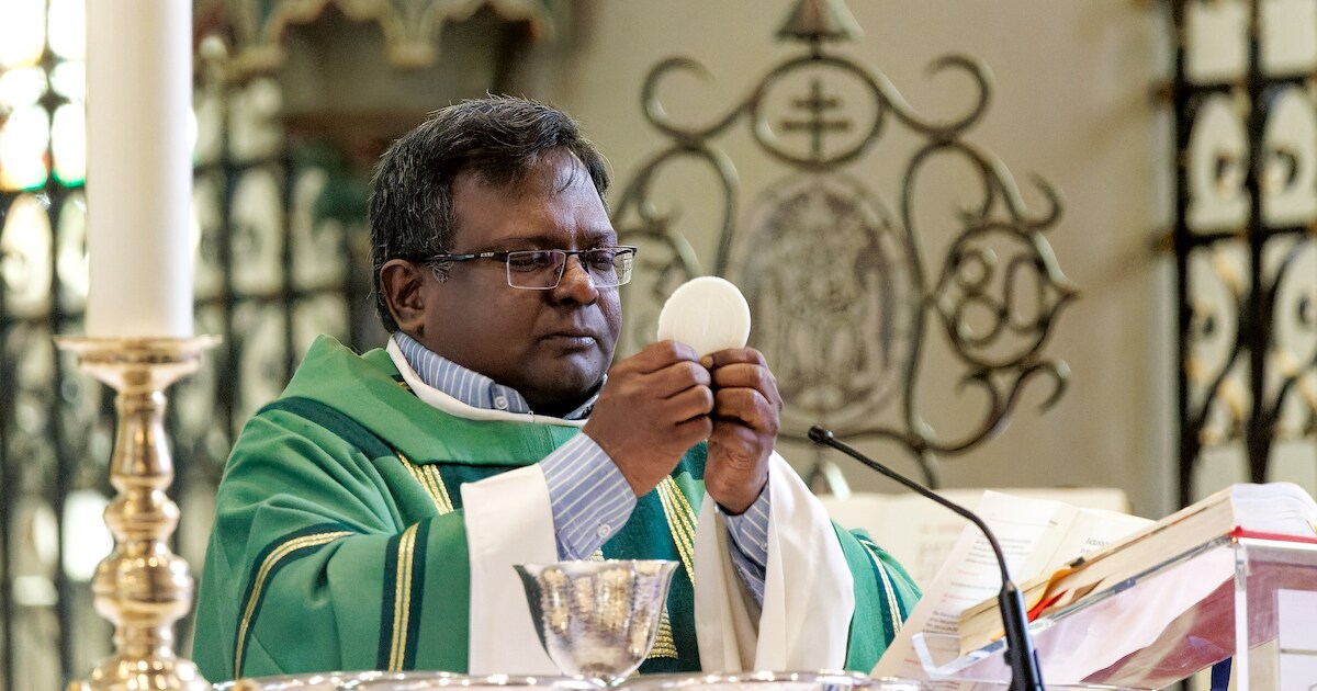 De kapelaan die onze taal onvoldoende machtig is, krijgt Gods zegen ...