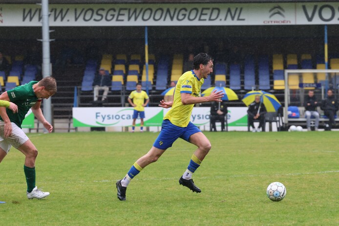 Mitchell (29) weet zich na emotioneel zware week met DESK te plaatsen ...