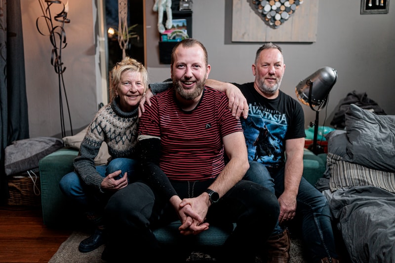 Martin en Karin willen bijna naar bed, als een buurman binnenstormt ...