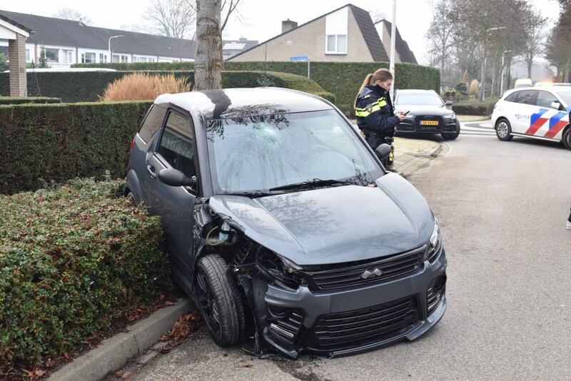 83-jarige bestuurder raakt gewond als zijn 45 kilometerauto op ...