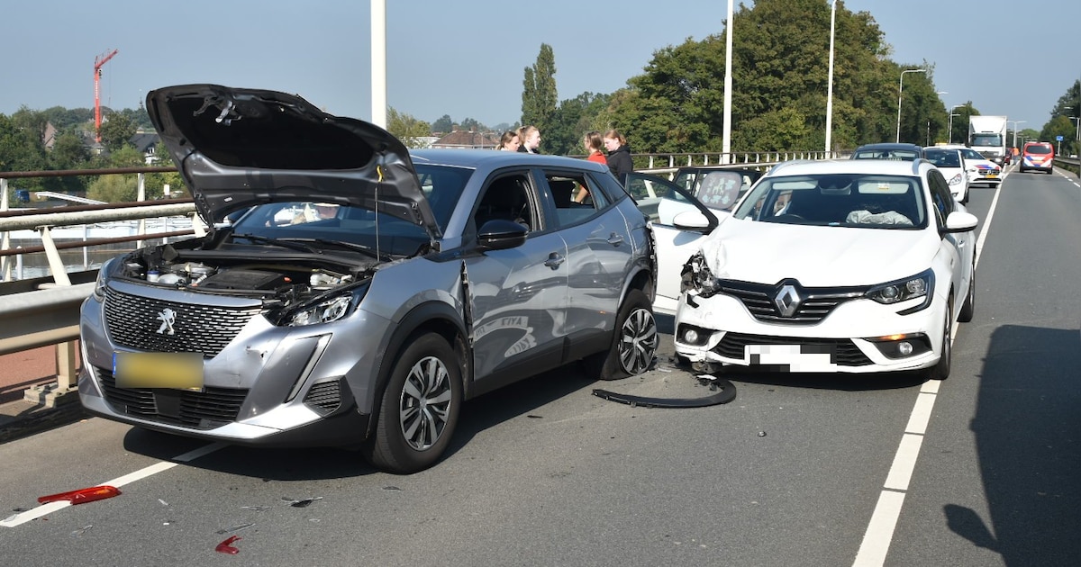 Twee auto's botsen op elkaar op de Maasbrug in Hedel, kindjes ...