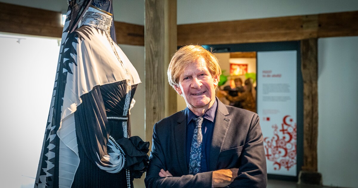 Couturier Addy van den Krommenacker ontwerpt habijt van plissé en ...