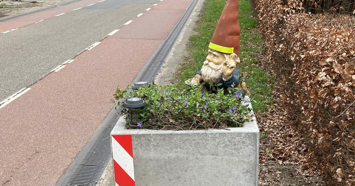 Leuk die plantenbakken in de berm, maar hardrijders kunnen gewoon ...