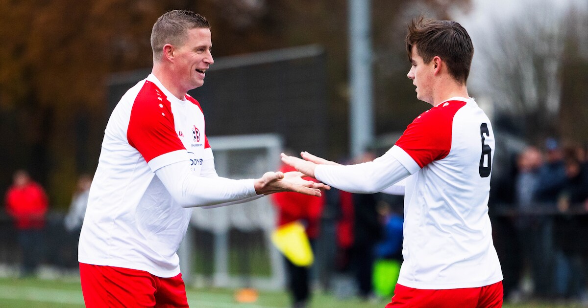 ‘De beste voetballer van het dorp’ helpt vijfdeklasser uit de brand én ...