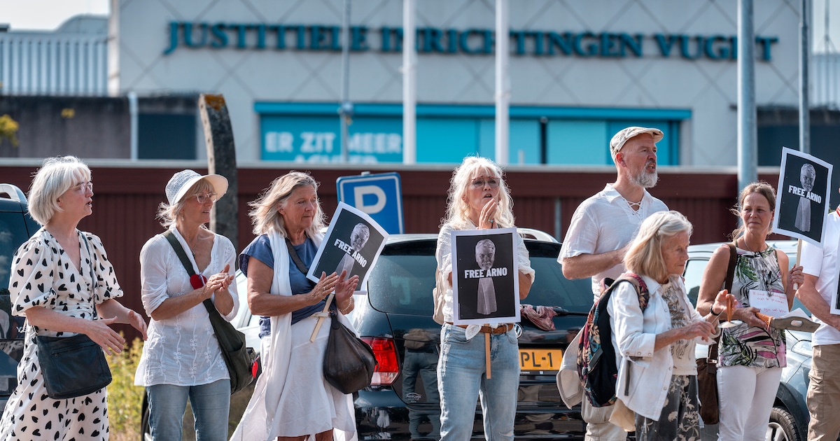Honderden mensen eisen bij PI Vught vrijlating omstreden advocaat Arno ...