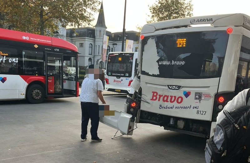 Twee stadsbussen botsen op station Tilburg: flinke schade aan ...