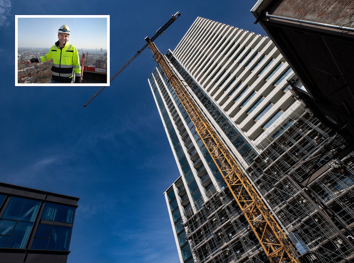 Deze immense kraan naast de Niko op Strijp-S is 125 meter hoog, het ...