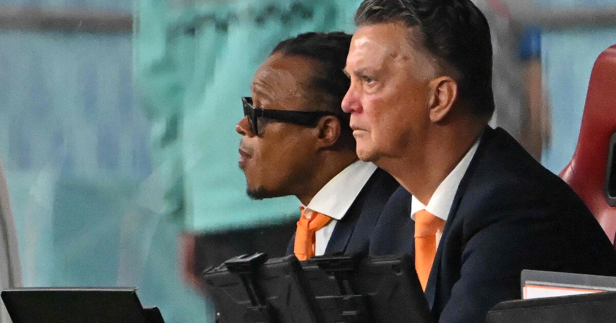 Louis van Gaal beloont Denzel Dumfries met zoen: ‘Ik ben ongelooflijk ...