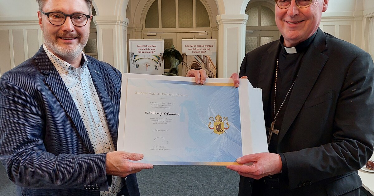 Bill Banning ontvangt Johannes Evangelist-penning, als dank voor inzet ...
