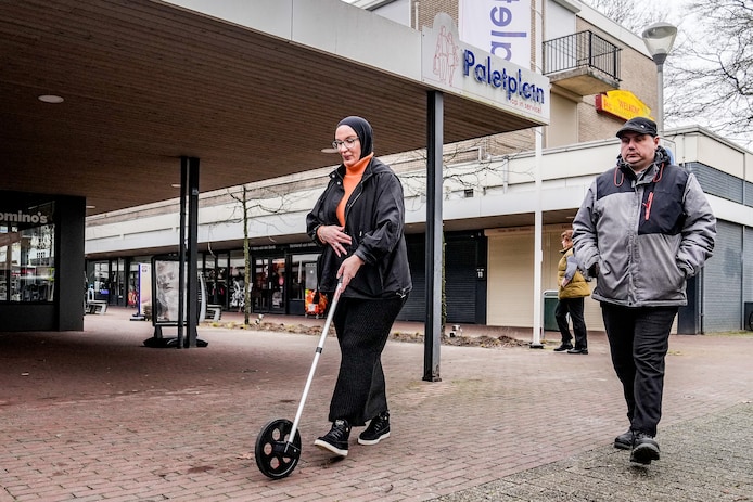 Bewoners Paletplein gaan met meetwiel op pad in hun strijd tegen coffeeshopplan: ‘Jullie zijn ...
