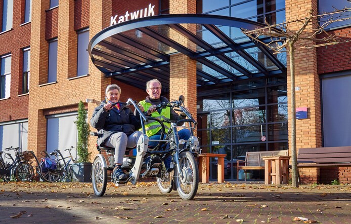 Samen trappen, samen lachen: fietsmaatjes Wies en Eric ontdekken Oss ...