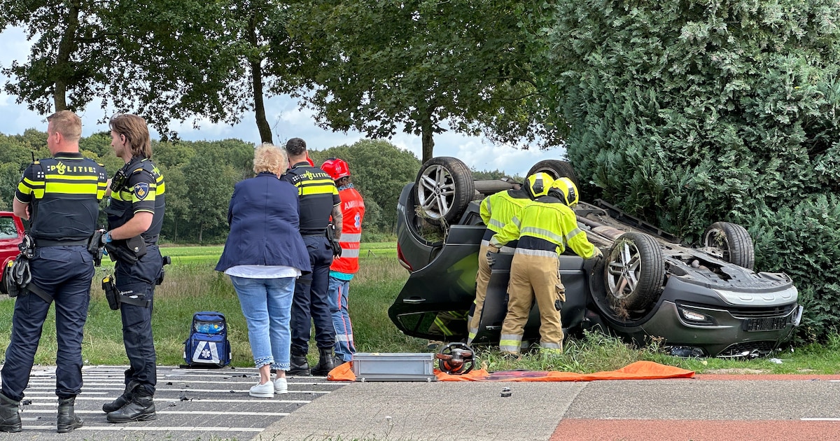 Auto belandt ondersteboven langs de weg na botsing in Vorstenbosch ...