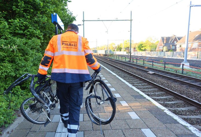 Trein rijdt gedumpte fiets aan op spoor bij station Vught | Vught | bd.nl