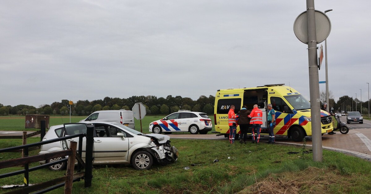 Twee auto’s knallen op elkaar in Drunen, belanden allebei in weiland | 112 nieuws Heusden | bd.nl