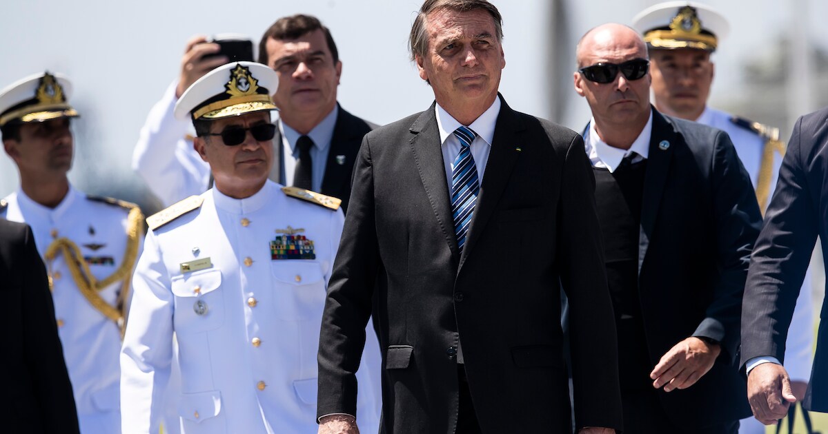 Braziliaanse president Bolsonaro neemt in tranen afscheid en vertrekt ...