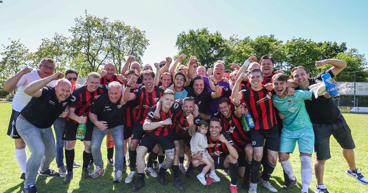 Eindelijk kan de ‘kampioensschaal’ uit de achterbak van RKKSV-trainer ...