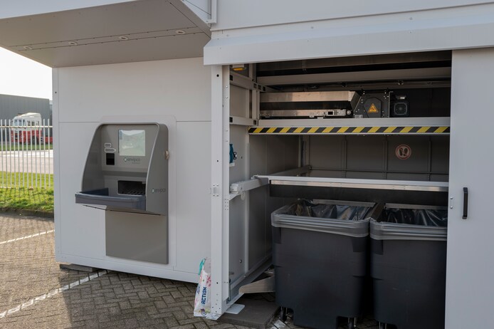 Deze Tilburgse statiegeldmachine slokt een hele tas vol blikjes en PET ...