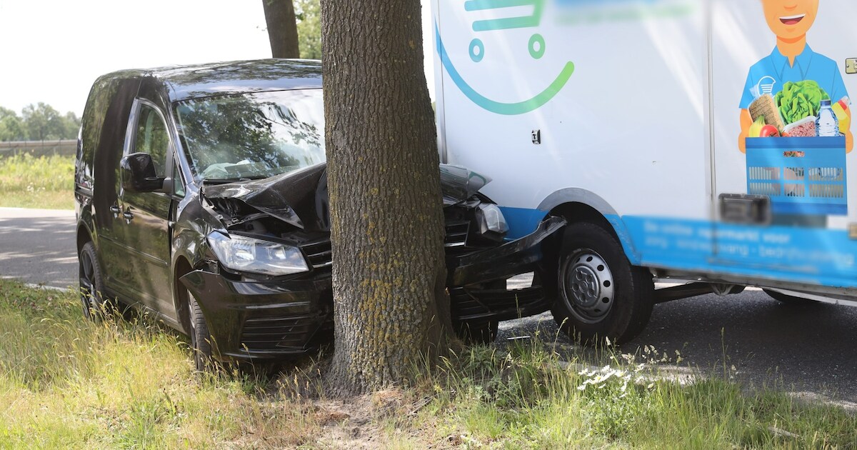 Automobilist gewond bij botsing met vrachtwagentje in Volkel | Uden ...