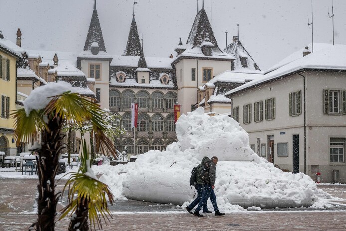 Code rood vanwege dik pak sneeuw in Zwitserse Alpen en overstromingen ...