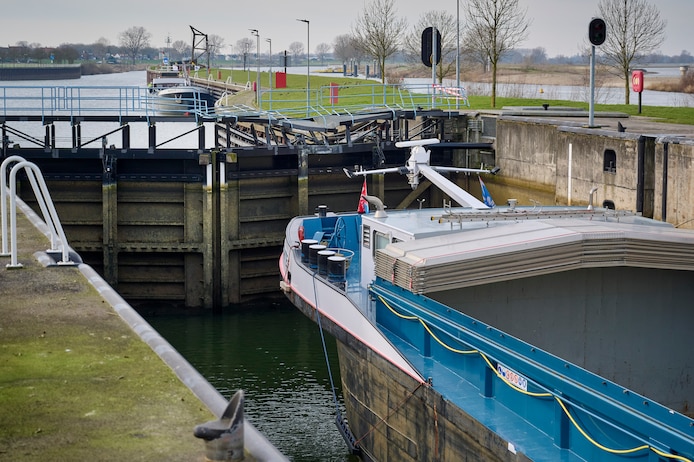 Vrees dat herstel Lithse sluis lang gaat duren: ‘We moeten omvaren of ...