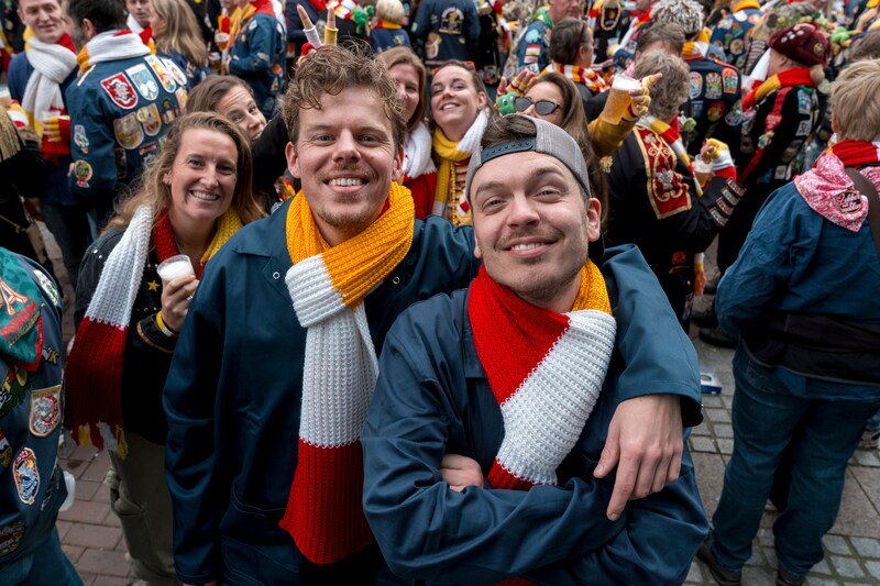 TERUGLEZEN | Zo viert Oeteldonk 11-11: confettiregen op de Parade en ...