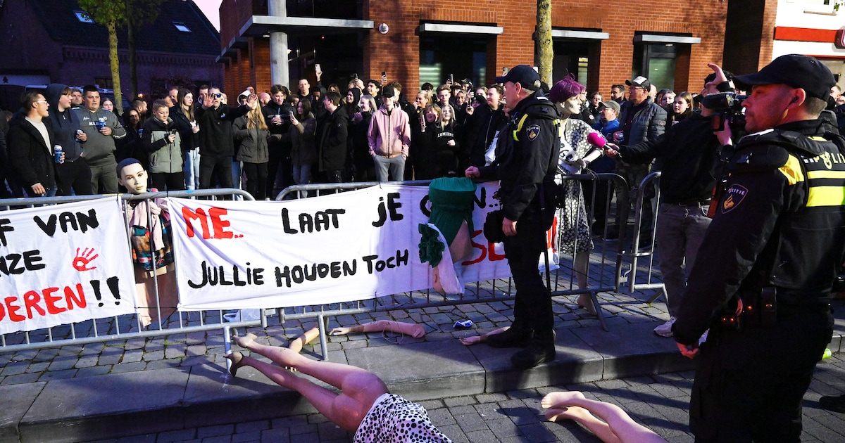Protest tegen azc in Uden: preventief fouilleren en paspoppen op straat ...