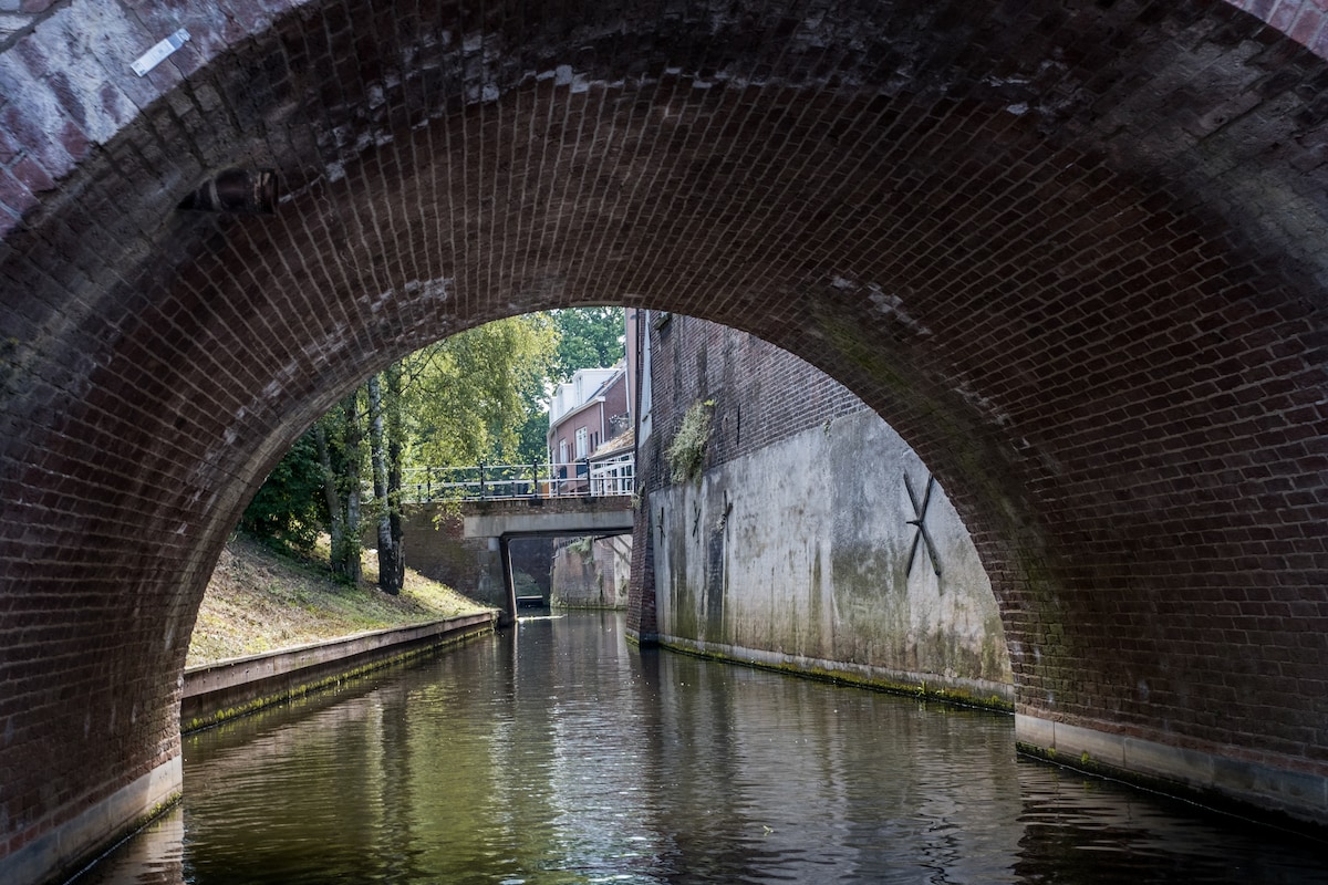 Straatro­vers dwingen slachtof­fer (18) in Binnendie­ze te springen ...