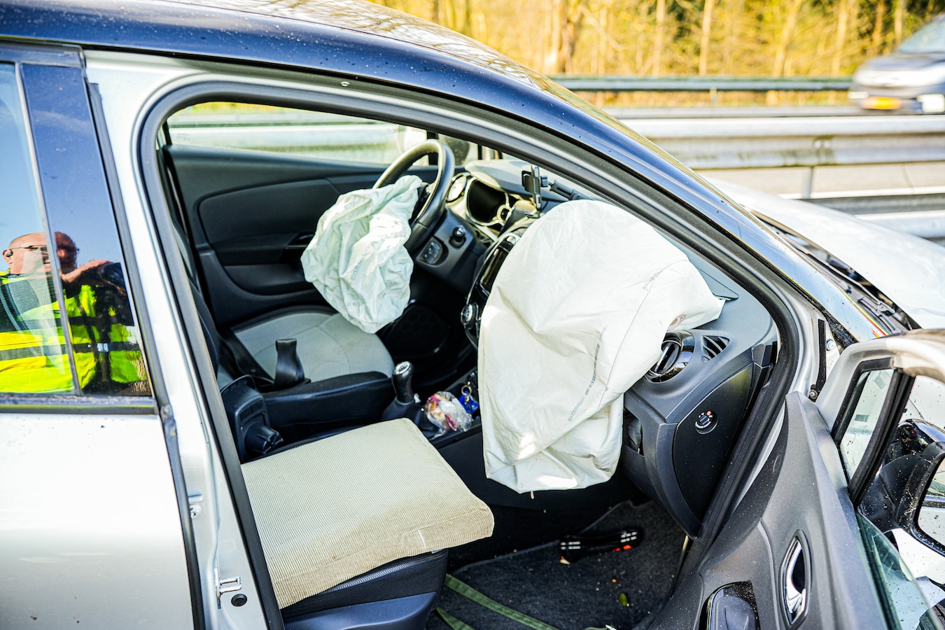 Bestuurder gewond door botsing tussen auto’s op A59 bij Waspik, schade en ravage op de snelweg ...