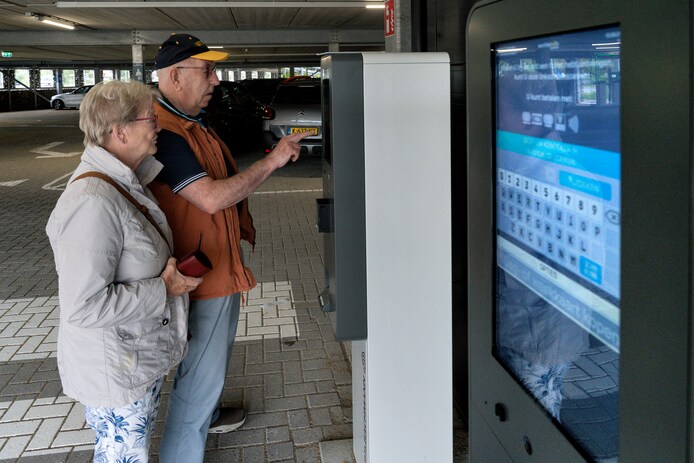 Het ‘nieuwe’ parkeren bij JBZ is lastig voor bejaarden en Belgen: ‘Ik ...