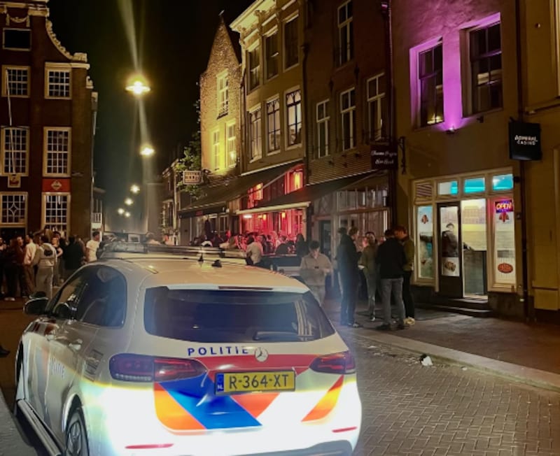 Dronken man gaat door het lint en scheldt agent de huid vol: aanhouding ...