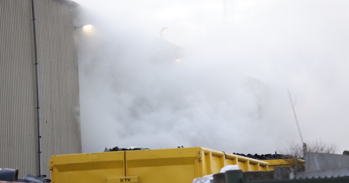 Grote brand met veel rook bij afvalverwerker in Uden | Maasdriel | bd.nl