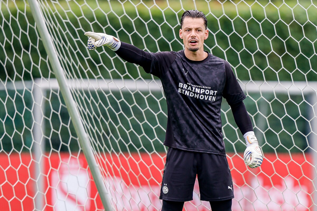 Peter Bosz laat Nick Olij keepen in bekerduel PSV: ‘Hij is heel loyaal en verdient dit ...