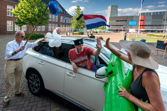 Met paps en mams diploma ophalen tijdens drive-in op Koning Willem I ...