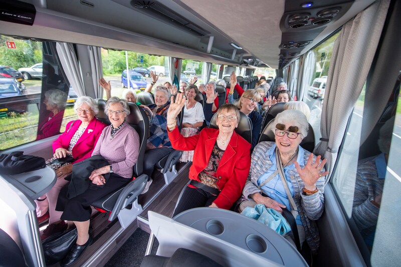 Museum Plus Bus rijdt 5.000ste rit in Kaatsheuvel | Regio | BD.nl