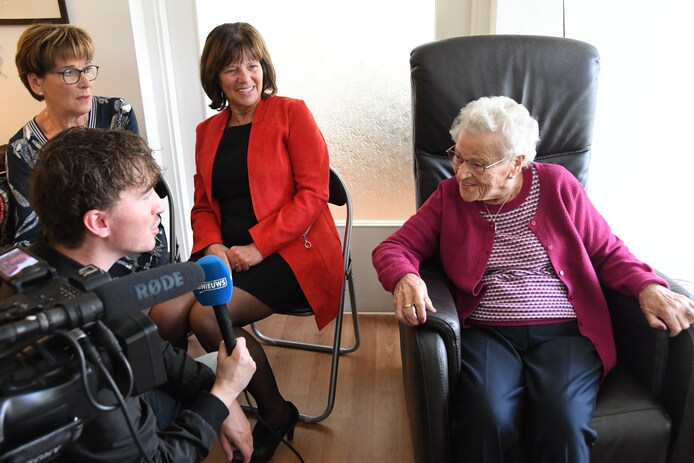 Annie van Laarhoven met haar 105 nog steeds een ‘ijdele griet’ | Den Bosch, Vught | bd.nl