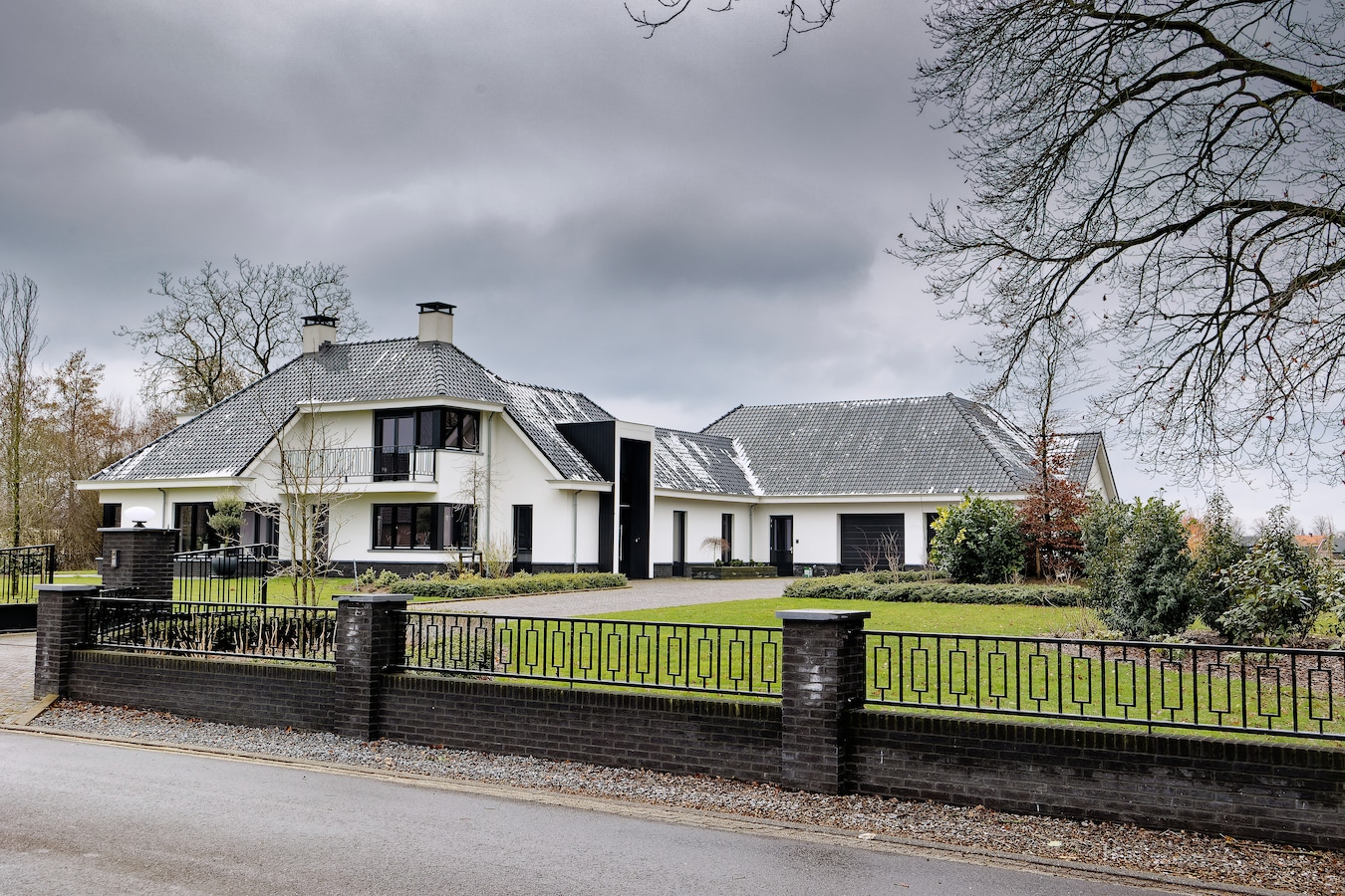 Vermogende inwoner lapt regels aan zijn laars en bouwt veel te grote villa, maar komt daar nu ...