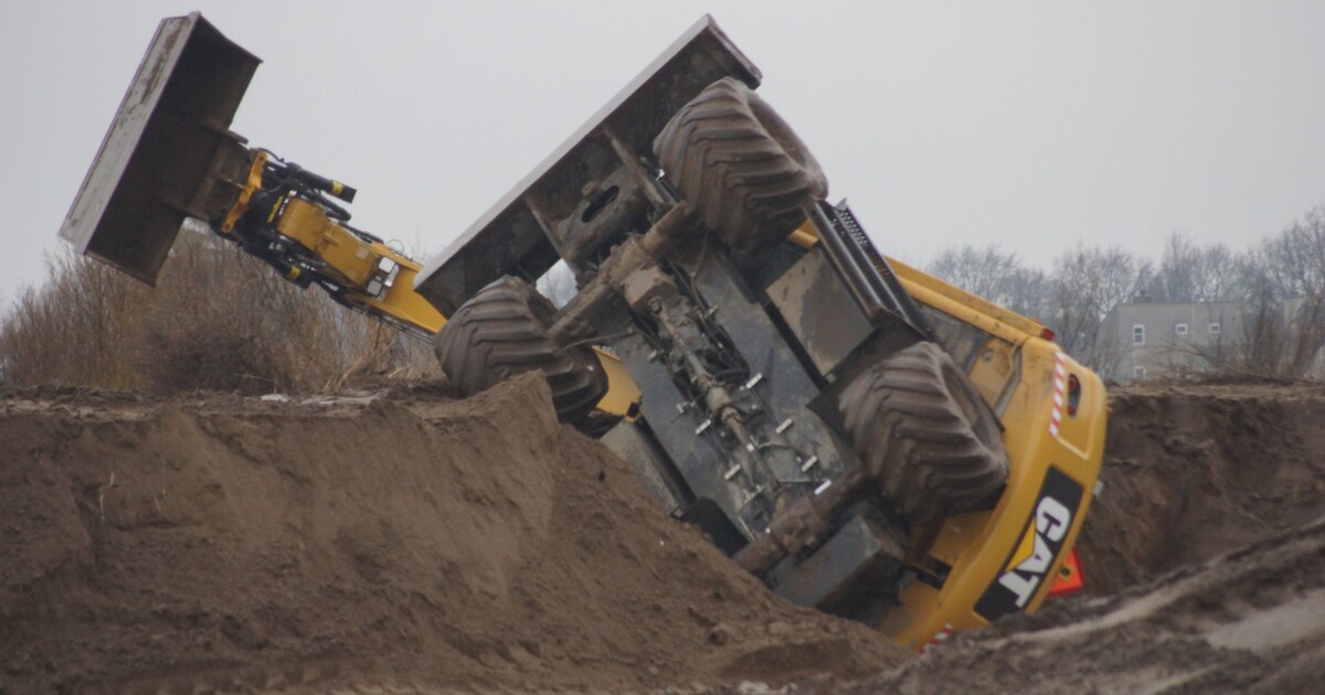 Man ernstig gewond door beknelling onder graafmachine in Vlijmen ...