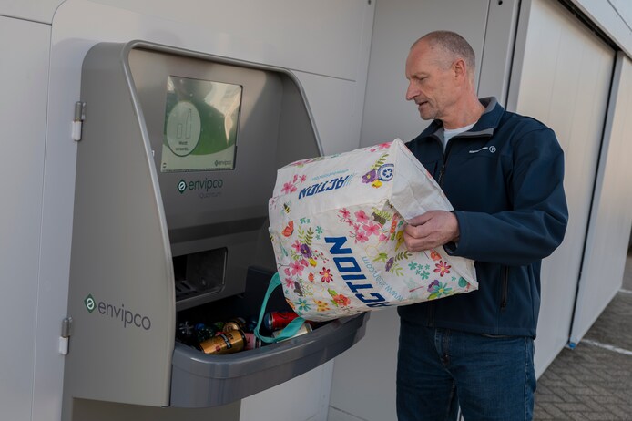 Deze Tilburgse statiegeldmachine slokt een hele tas vol blikjes en PET ...