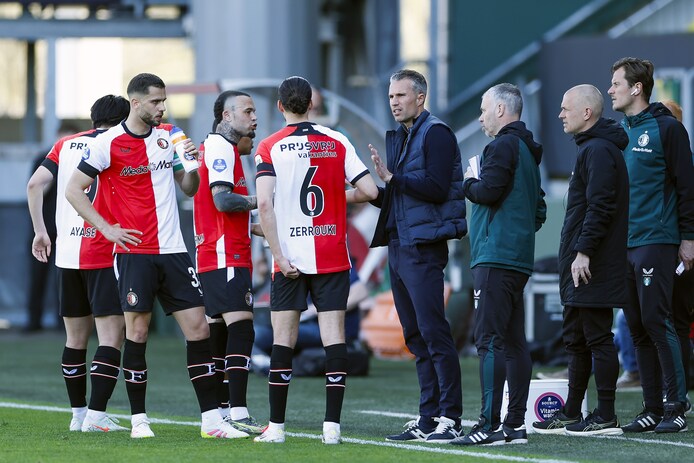 Robin van Persie kraakt harde noten bij Feyenoord: ‘Vertrouwen moet je ...