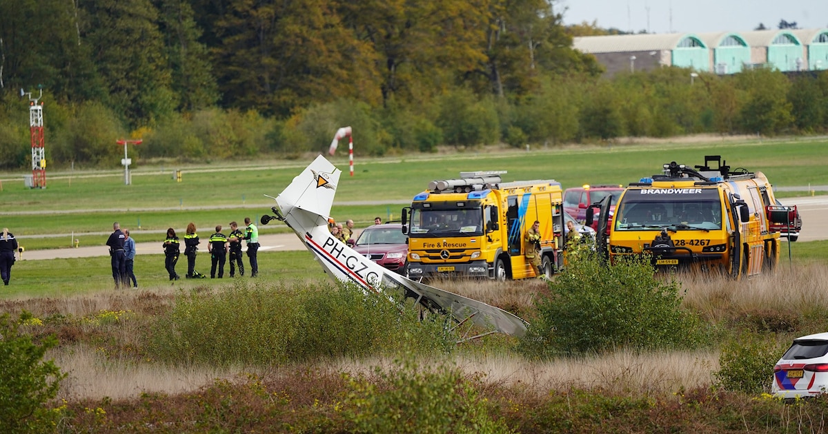Klein vliegtuig slaat over de kop bij landing op vliegbasis Gilze-Rijen ...