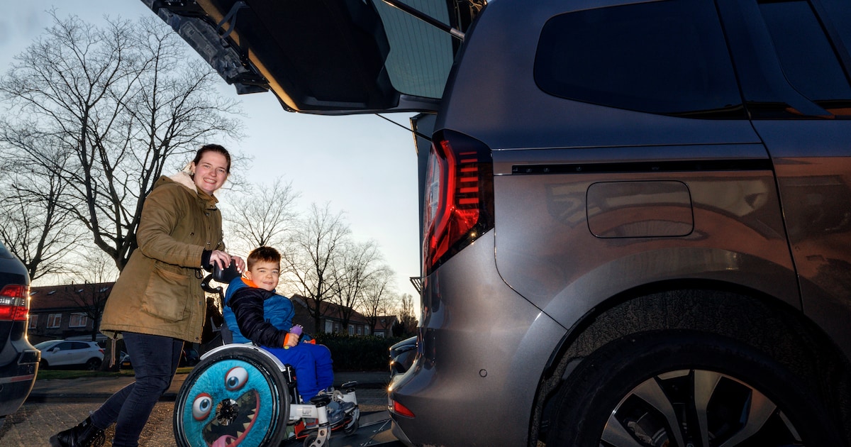 Hartverwarmend: Lars (5) en zijn gezin ontvangen rolstoelbus, mede ...