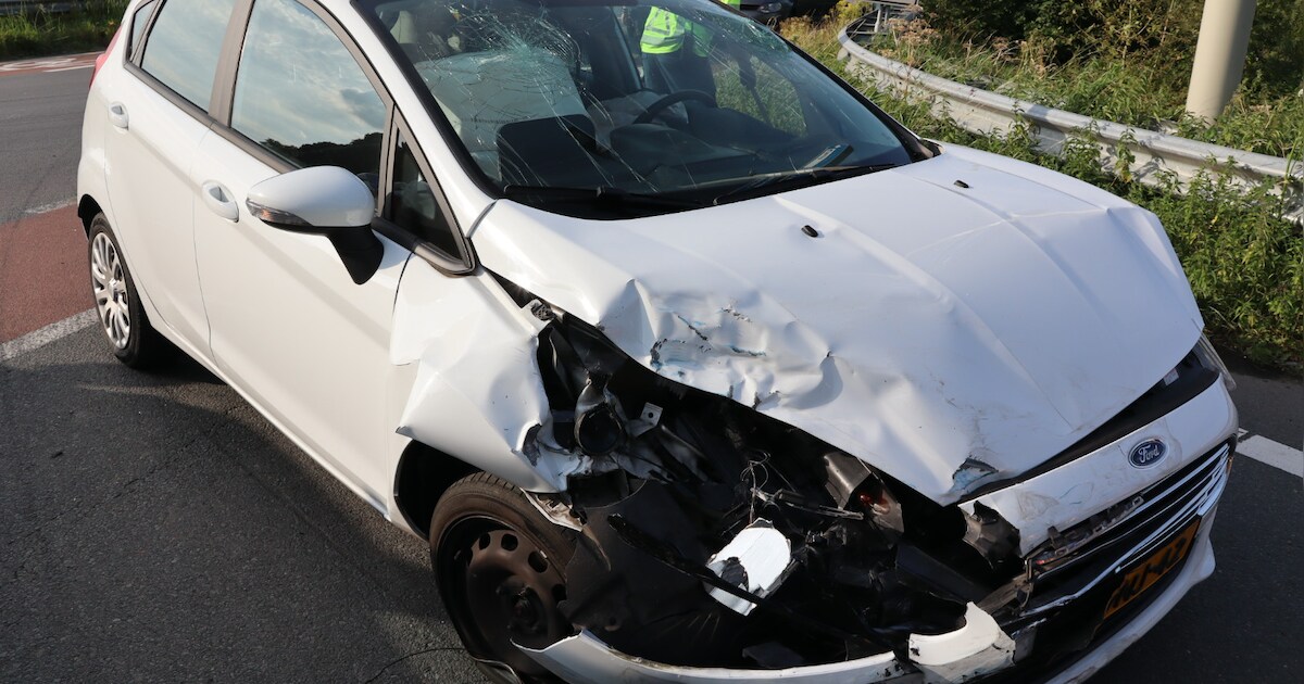 Twee auto's botsen op brug op afrit A59 bij Waspik | 112 nieuws Waalwijk | bd.nl