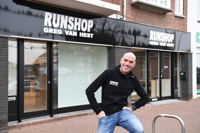 Niet iedereen in zijn winkel weet wie Greg van Hest is: ‘Klanten vragen wel eens of ik zelf ooit ...