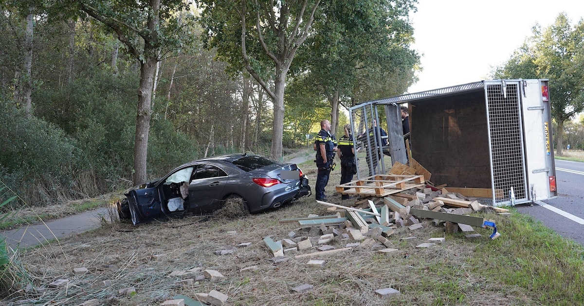 Automobilist slipt van weg af in Chaam en botst tegen boom, inhoud van ...
