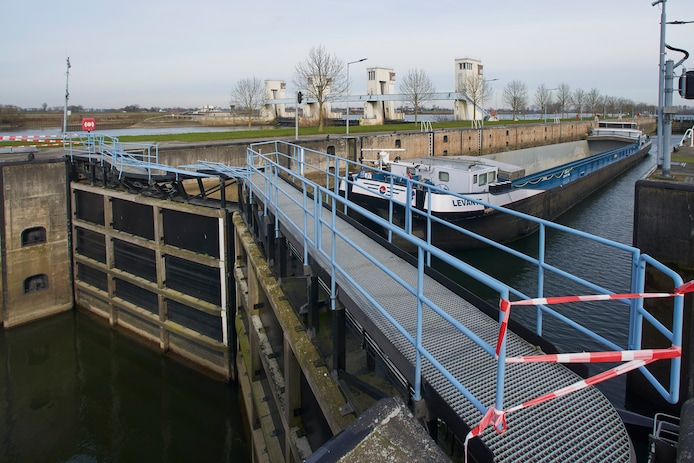 Voorlopig is de grote sluis bij Lith gestremd door een aanvaring | Oss ...