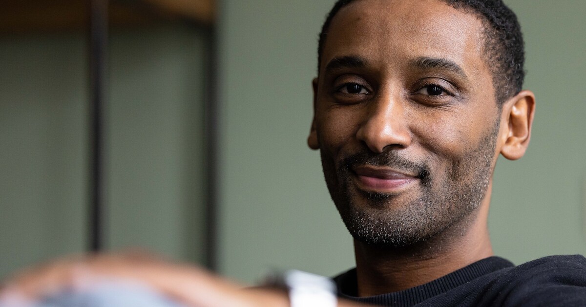 Stand-up comedian Fuad Hassen speelt in zijn eigen Den Bosch | Cultuur ...