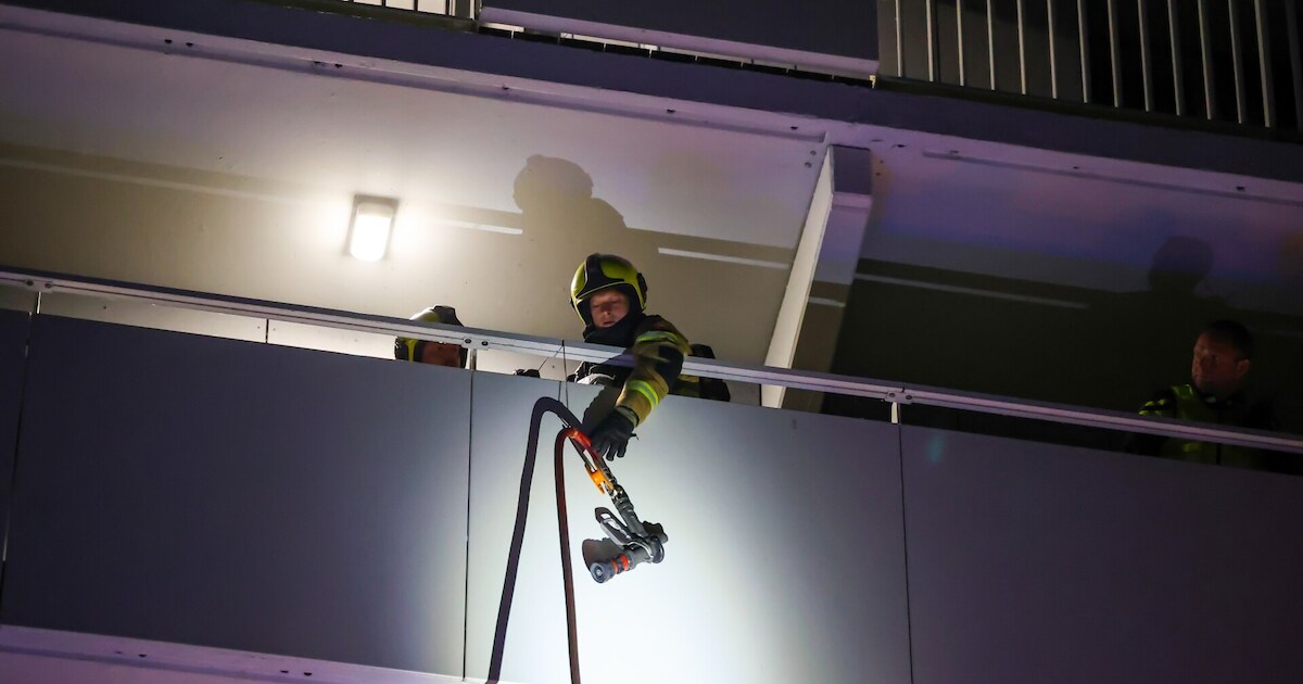 Brand breekt uit in Osse flat, brandweer hijst blusslang omhoog | 112 ...